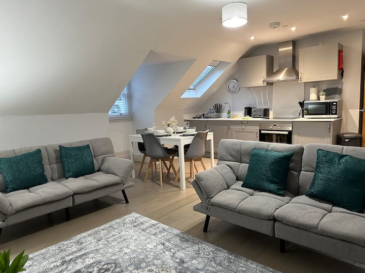 Modern, Spacious With S/king Bed Apartment - Brentwood