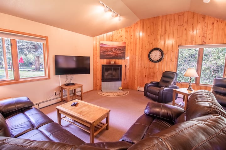 River Castle 7 On Fall River - Private Hot Tub - Estes Park, CO