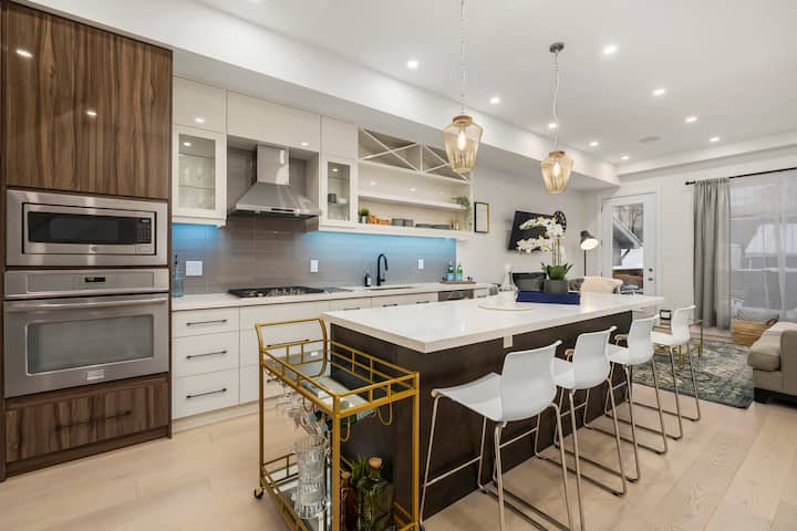 Long Term Rental - Spacious Home W/ Free Parking! - Toronto