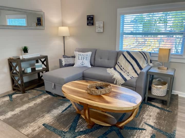 "Hemingway" 1 Bedroom At Leo's - Stock Island, FL