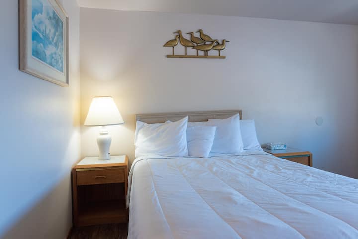 Lovely Queen Bedroom W/ Bay View - Tillamook, OR