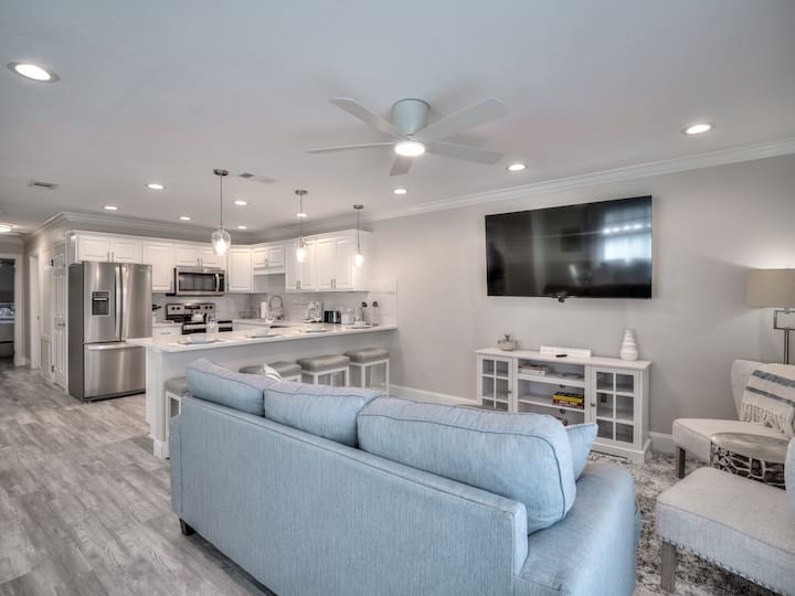 Last Minute Deals! Island Escape Steps To The Sand - Fort Myers Beach, FL