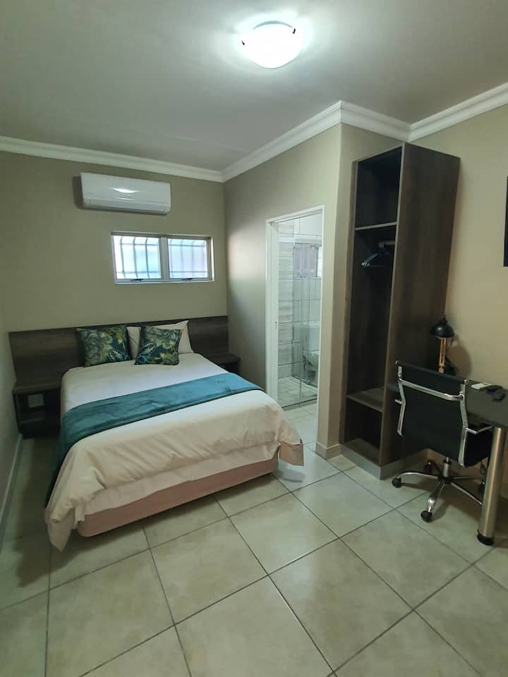 Room 1 Standard. Free Wi-fi Dstv, Netflix - Kimberley