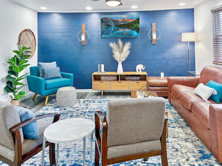 Magnolia House: Style And Comfort, Full Fence - Springfield, MO