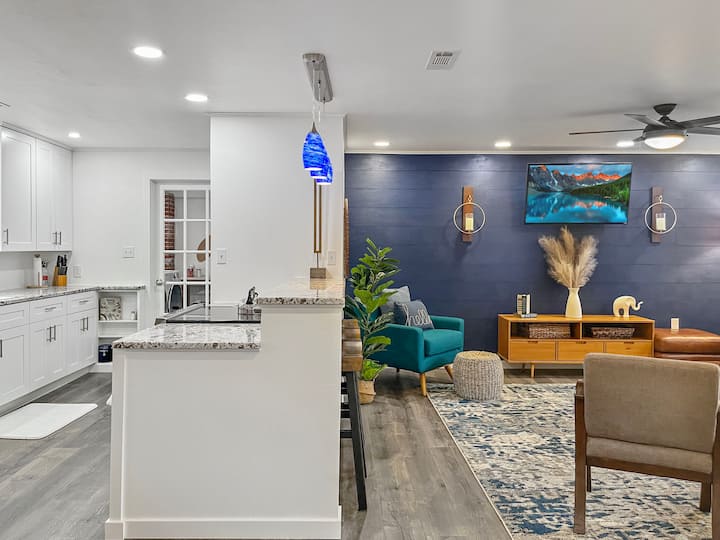 Magnolia House: Style And Comfort, Full Fence - Springfield, MO