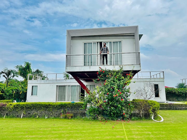 Private Poolside Retreat With 4 Bedrooms - Noida