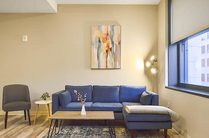 Free Pool+steam Spa | Modern 2x2 Apt - Cleveland, OH