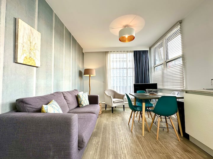 Stylish 2 Bedroom Apartment - Free Parking & Wifi - Poole