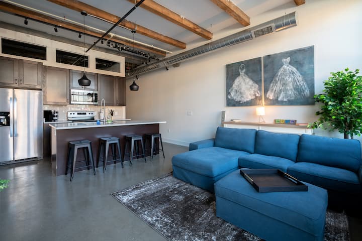 Short North Renovated Factory Loft - Free Parking - Columbus, OH