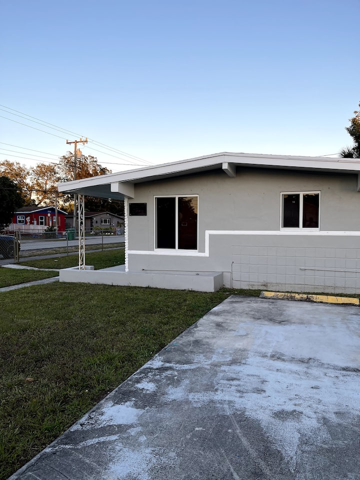 The Garden Getaway - Miami Gardens, FL