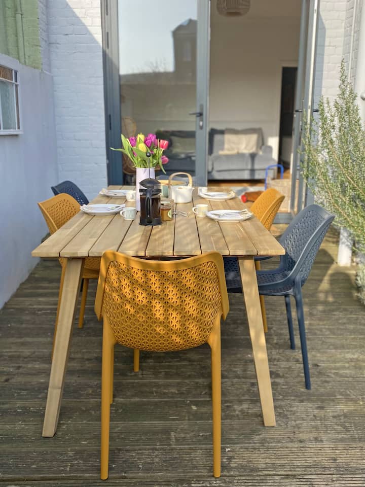 Stylish 4 Bd Beach Home | Garden | Castle/town - Deal