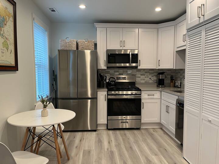Condo With King Size Bed And Parking - Washington, D.C.