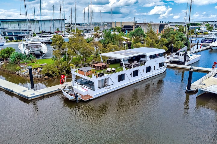 Floating 4 Bedroom Apartment. - Gold Coast