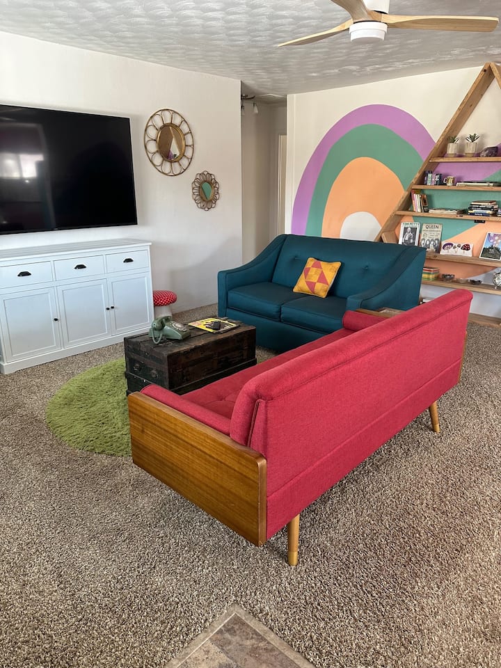 Pet Friendly Downtown Retro Flat - Loveland, CO