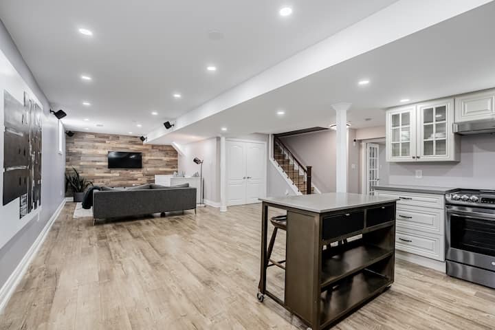 Modern Brampton Suite - Spacious & Well-lit - Bolton, ON, Canada