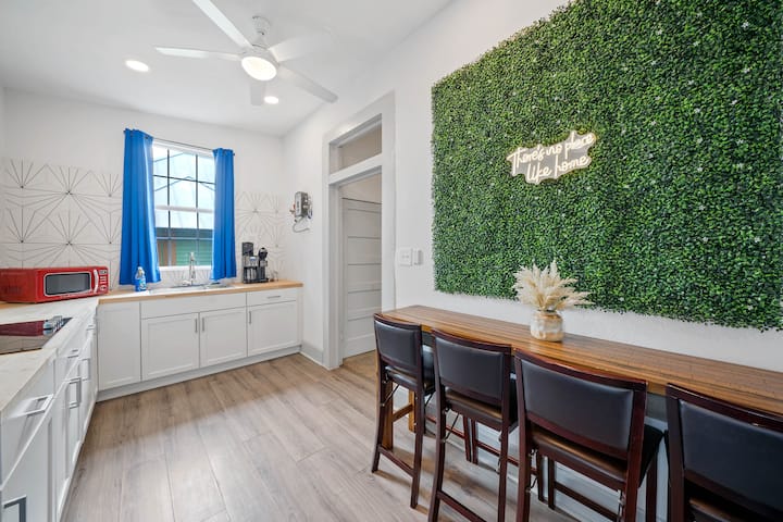 King Suite 30+ Day Stay | Near Downtown & Airport - San Antonio, TX