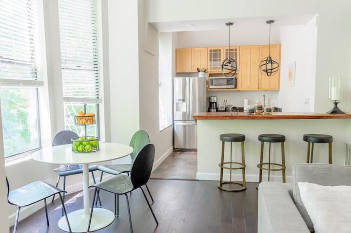 Large Chic 2bd/2ba Condo - Free Parking! - Magnificent Mile - Chicago