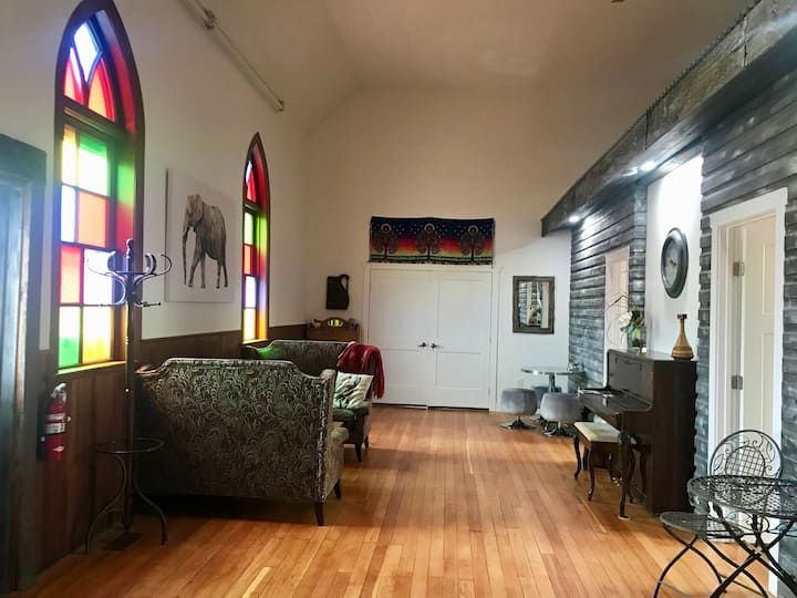 A Room With A Pew Suite Two - Innisfail, AB, Canada