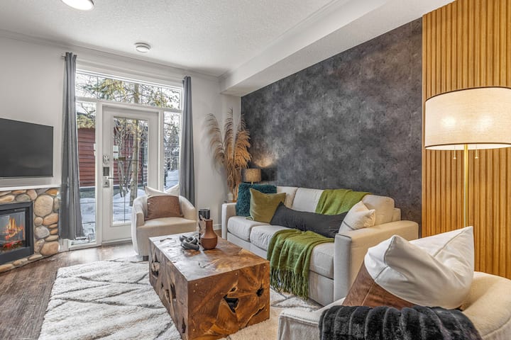 Mountain Chic | 2br Family Escape | Hot Tub + Pool - Canmore