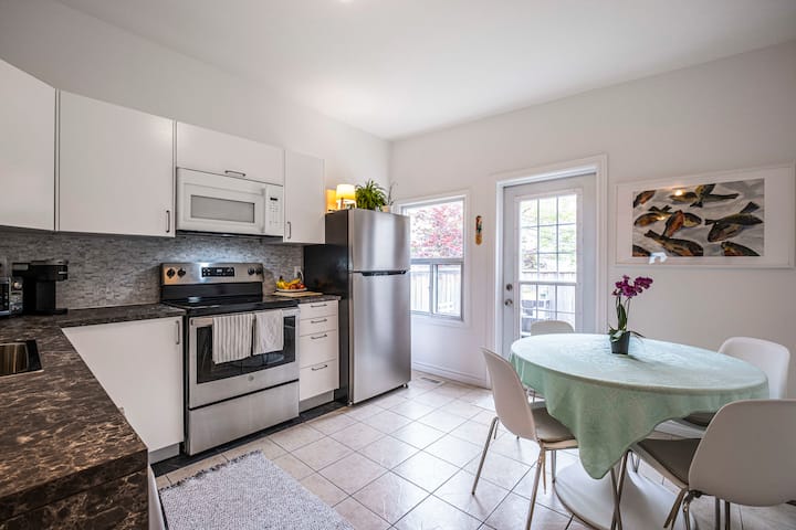 Modern Ossington 1 Bedroom Apartment - Toronto, ON