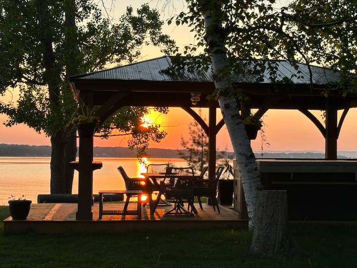 Waves Cottage Retreat Waterfront Property - Ottawa