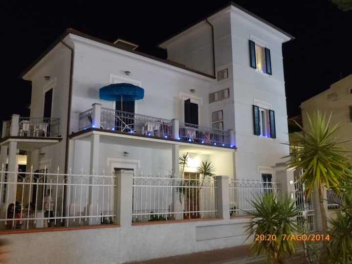 Grande Appartamento In Villa Llberty - Marina di Campo