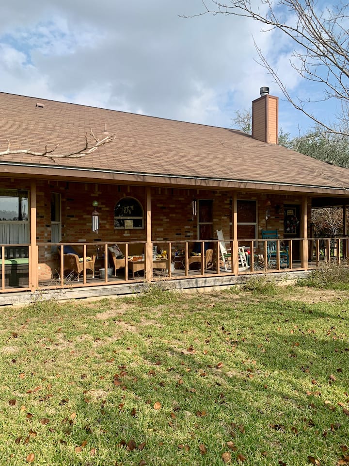 The Live Oak Home. Bright Stars, Song Birds & Deer - Salado, TX