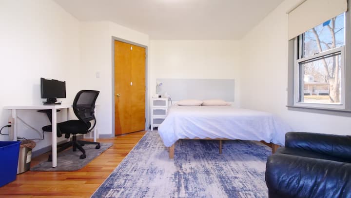 K & E's Hockeytown - Guest Room 2 - Southfield, MI