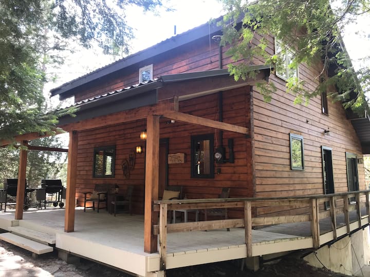 Stunning Salmon Lake Log Cabin & Bunkies - Kawartha Lakes