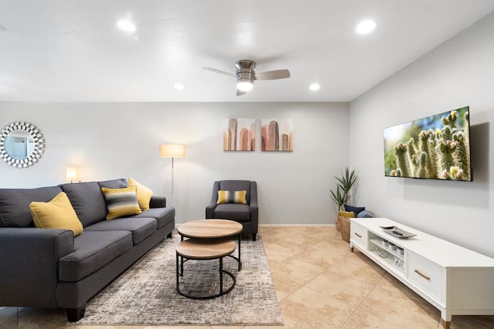 Modern Old Town Scottsdale Condo Pool Jacuzzi - Scottsdale, AZ