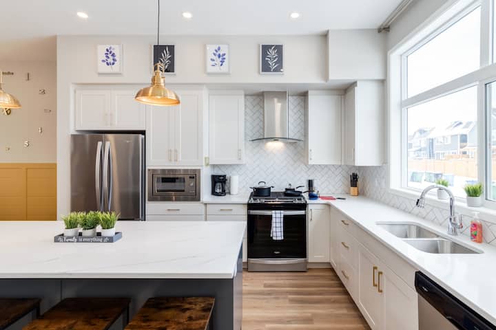 ~Privatefencedyard | 2familyrms | Sunshineyellow - Calgary