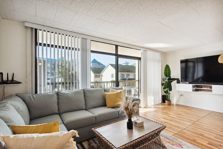 Fun & Comfy Beachside Getaway - King Bed -Balcony - Ocean City, MD