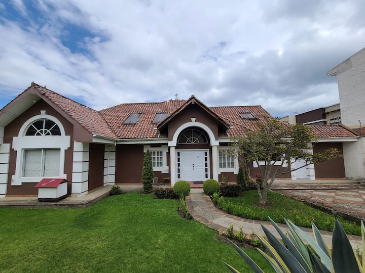 Hermosa Casa, Cómoda Y Amplia. - Cuenca
