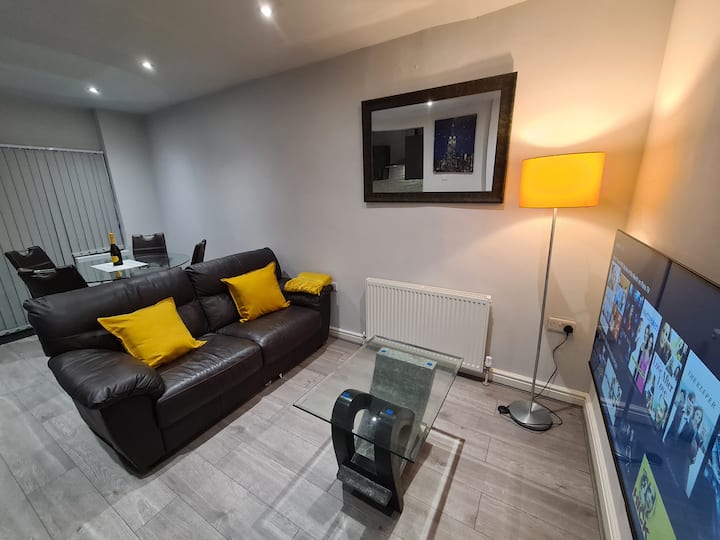 Whole House - 4 Bedrooms - Parking - Sleeps 8 - Birmingham