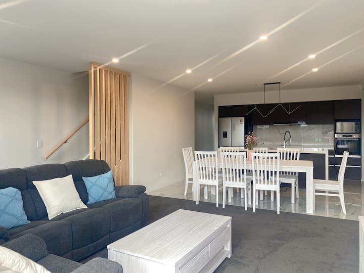 Modern Luxury Four Bedroom House - Lincoln