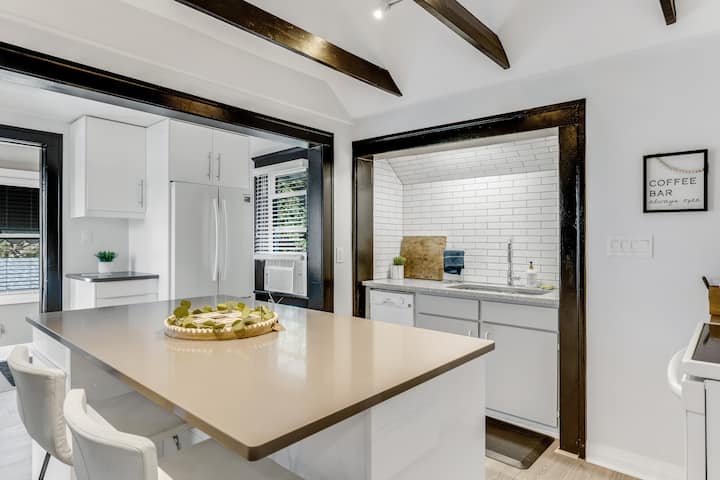 Executive One-bedroom Upper Unit - Grosse Pointe, MI