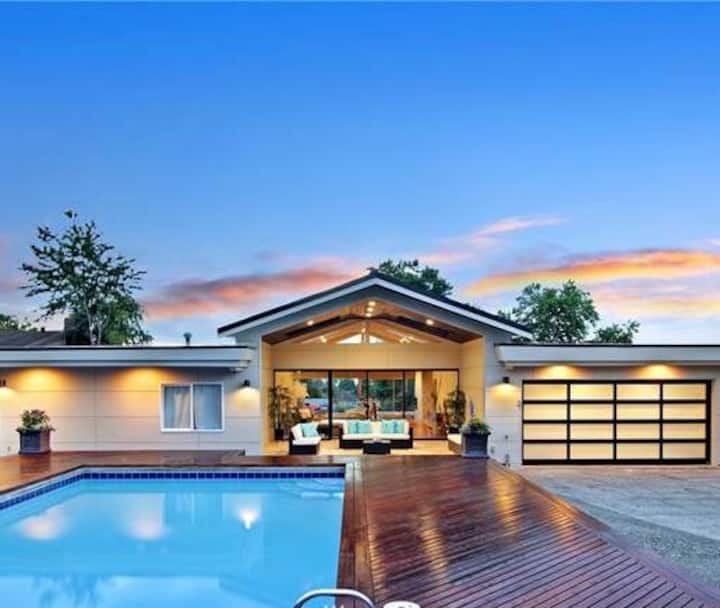 Brady Bunch House - Luxury Pool & View - Mercer Island, WA