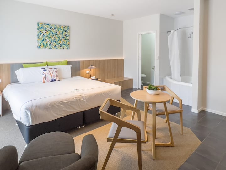 Newly Renovated Spa Room Closed To Town Center - Port Fairy
