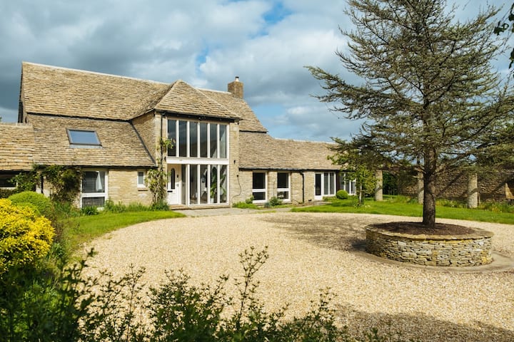 Beautiful 8 Acre Cotswolds Farmhouse +Tennis Court - Somerford Keynes