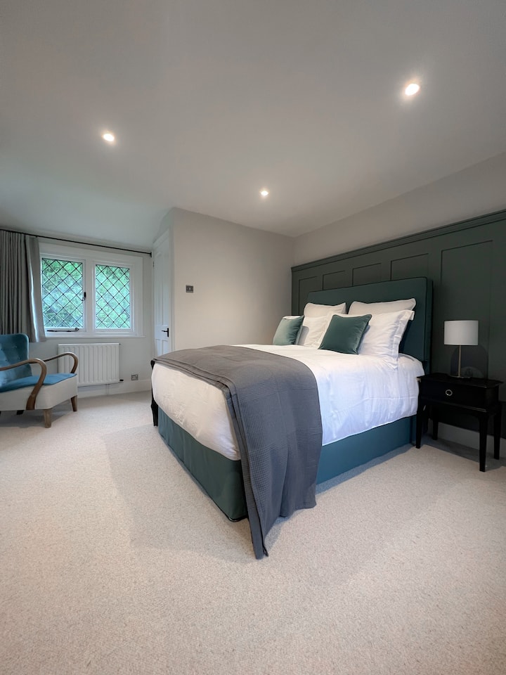 Beautiful 3 Bed Home In Walton-on-thames - Surbiton