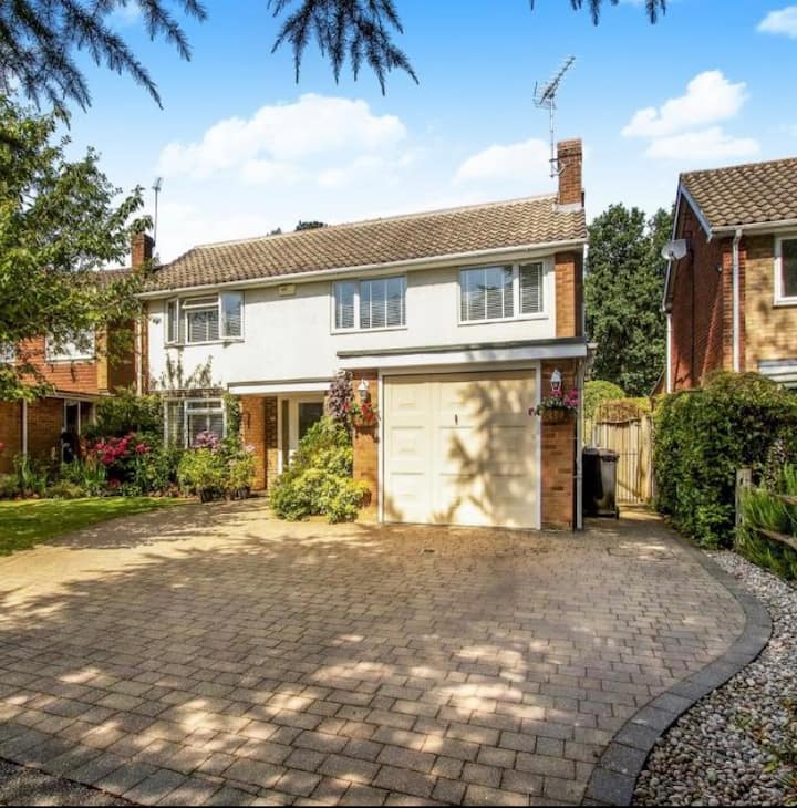 Detached House In Peaceful Area - Woking
