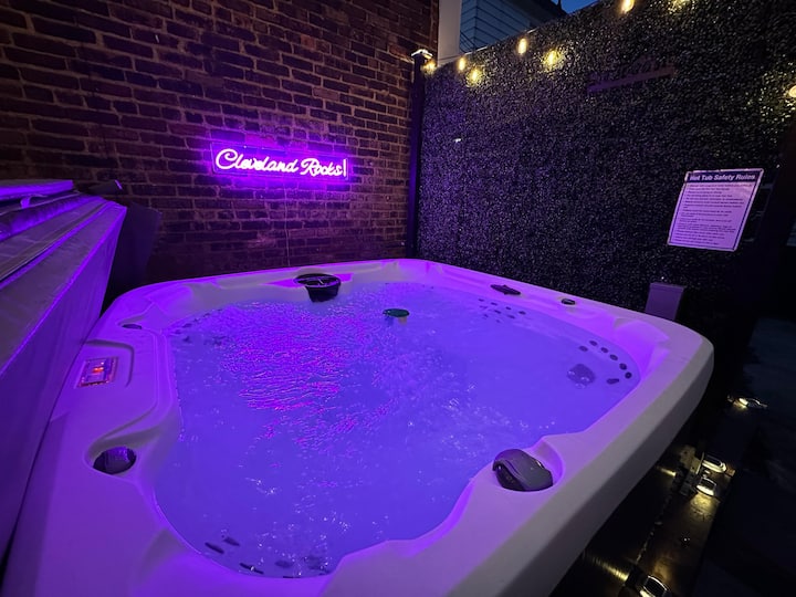 Cle Rocks-little Italy! W Massage Chair/hot Tub #3 - Cleveland, OH