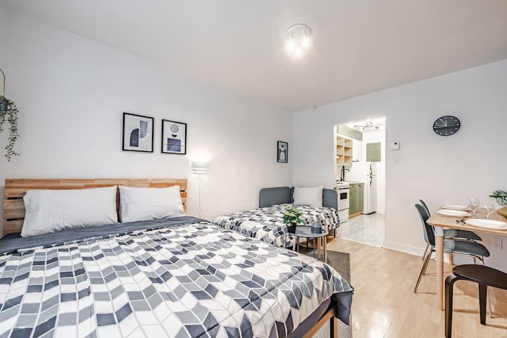 Free Parking | Chic Plateau Studio W/ Balcony - 20 - Montreal