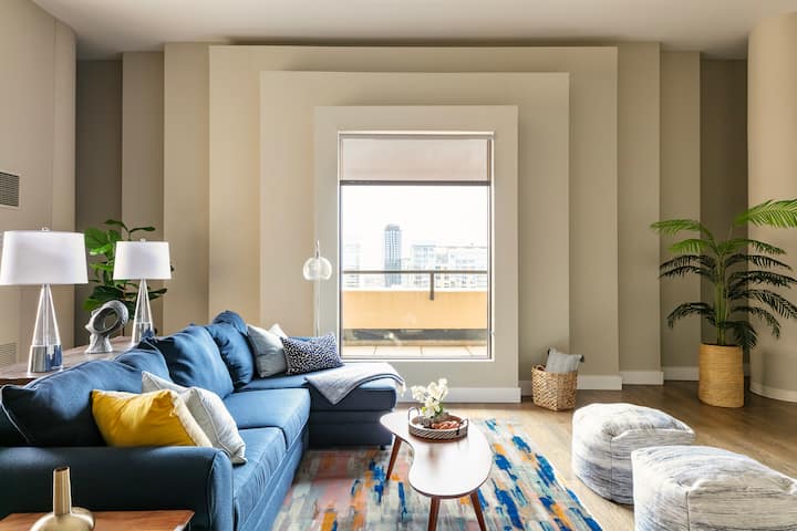Dtown Penthouse 2bd +Parking, Gym, Pvt Patio, Pool - Chicago, IL