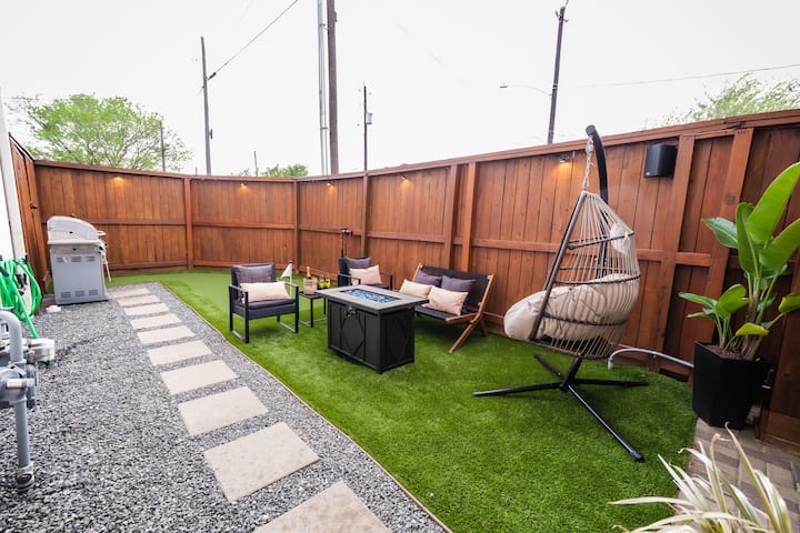 Downtown Escape | Backyard, Gameroom And Hot Tub - Kashmere Gardens - Houston