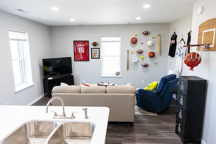 1 Br Sports Themed Airbnb In Downtown Jasper! - Jasper, IN