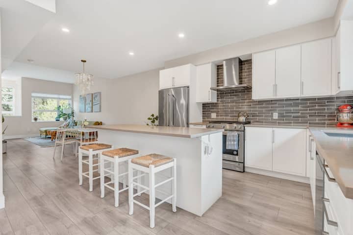Bright Townhouse In Port Moody - 코퀴틀럼