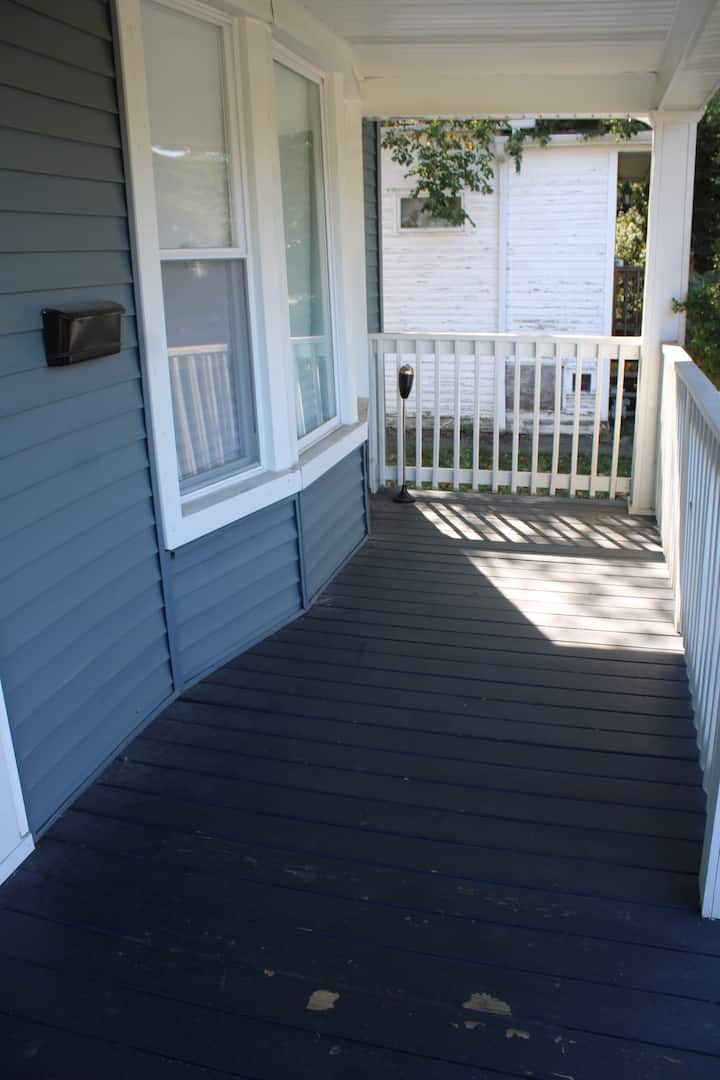 Comfy 4 Bedroom Family Home - Chicago, IL