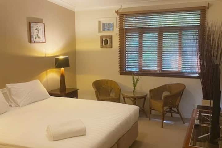Dog Friendly Beachfront Apartment & Courtyard/pool - Byron Bay