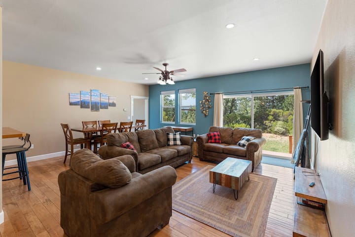 Bearadise Lodge - Hot Tub & Air Conditioning! - Mount Shasta, CA